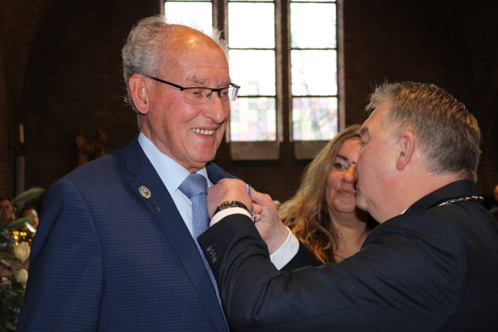 Koninklijke onderscheiding voor koster en oud-bakker Ben Jutten uit ...